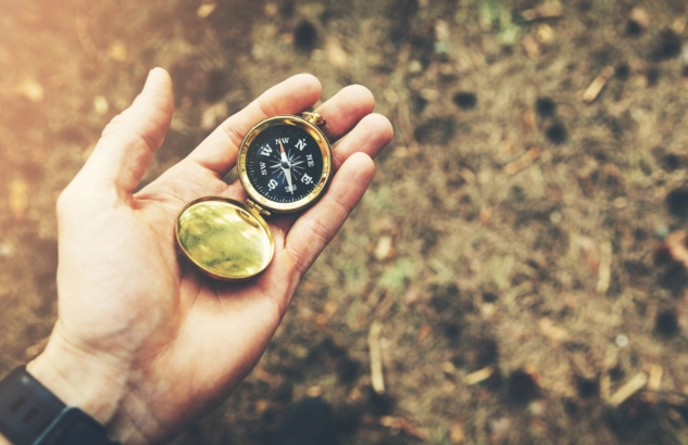 Comment bien se servir d’une boussole en randonnée ? | Intersport