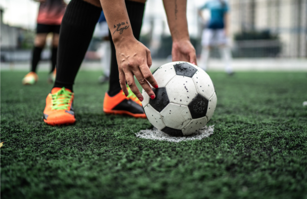 Comment bien tirer un coup franc direct ? | Intersport