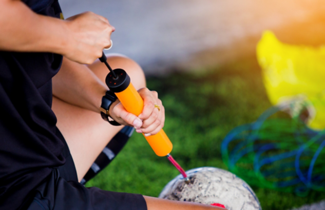 Comment gonfler ou dégonfler un ballon de foot ? | INTERSPORT