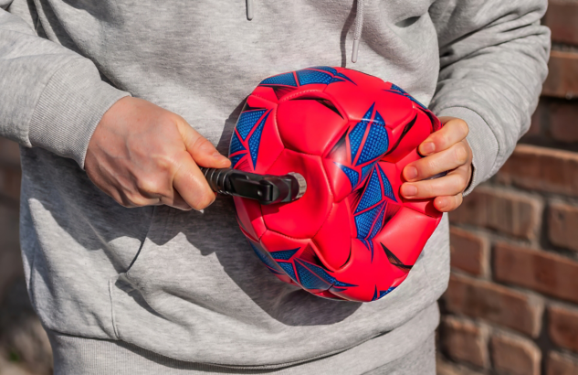 Comment gonfler ou dégonfler un ballon de foot ? | INTERSPORT